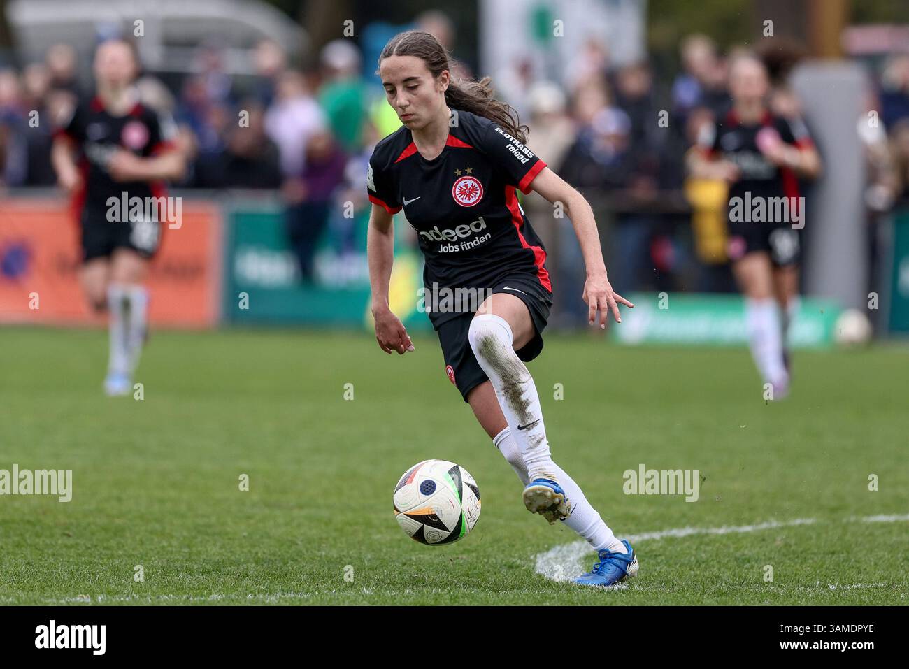 v.li.: Emma Memminger (Eintracht Frankfurt II, 32) am Ball, Einzelbild ...