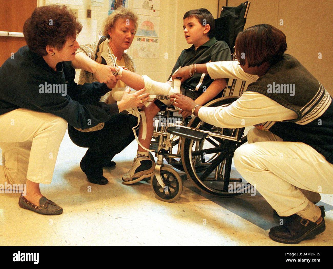 May 3, 2000 - U.S. - KRT US NEWS STORY SLUGGED: MED-BONE KRT PHOTOGRAPH ...