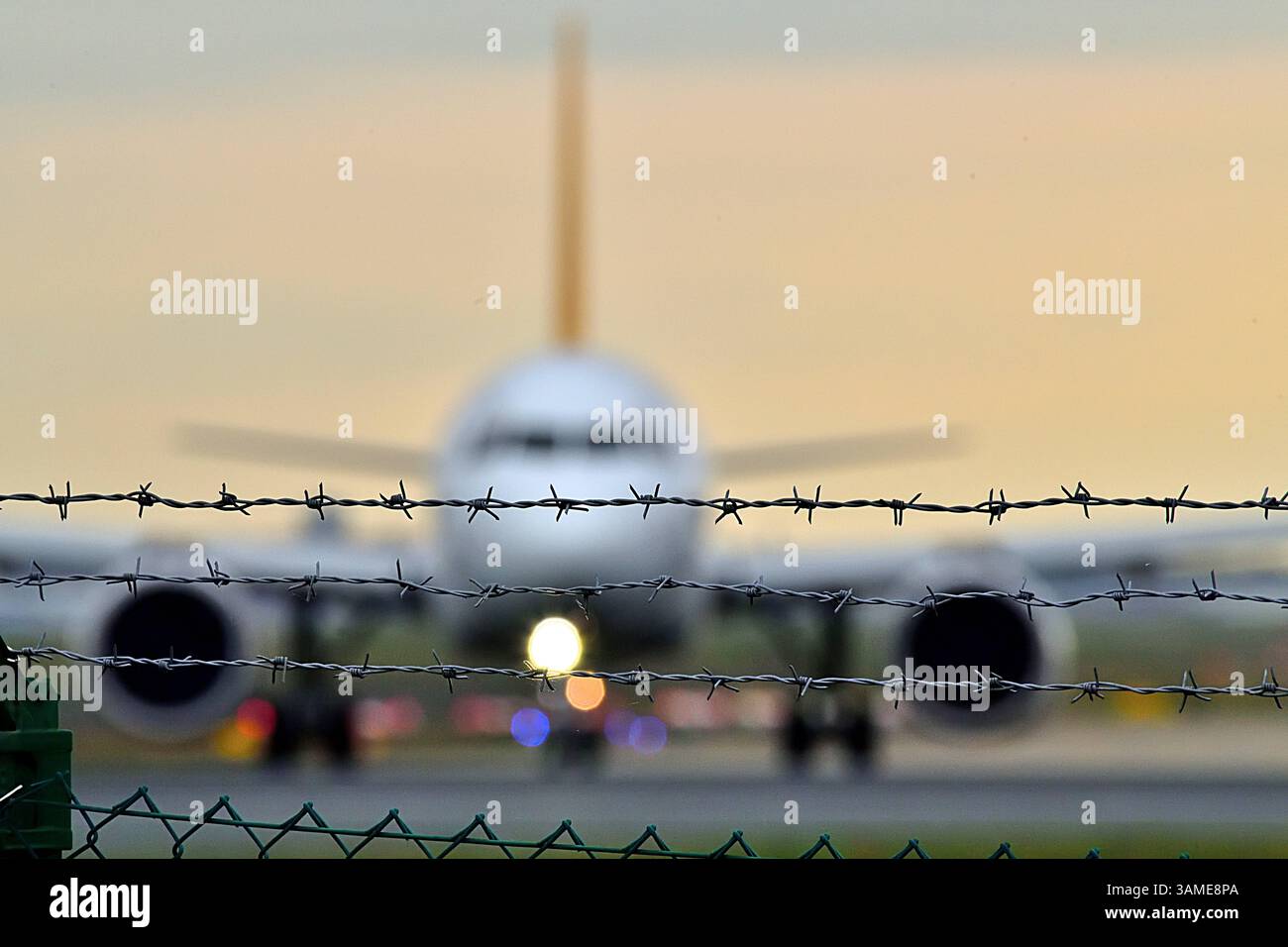13.4.2025 Abschiebung Symbolbild, Abschiebeflug Flugzeug am Frankfurter ...