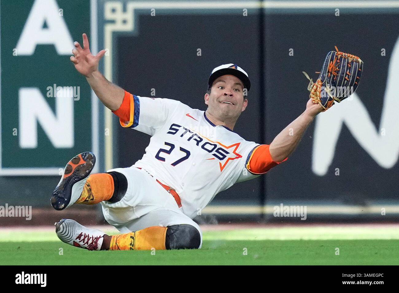Houston Astros left fielder Jose Altuve (27) makes a sliding catch on a ...