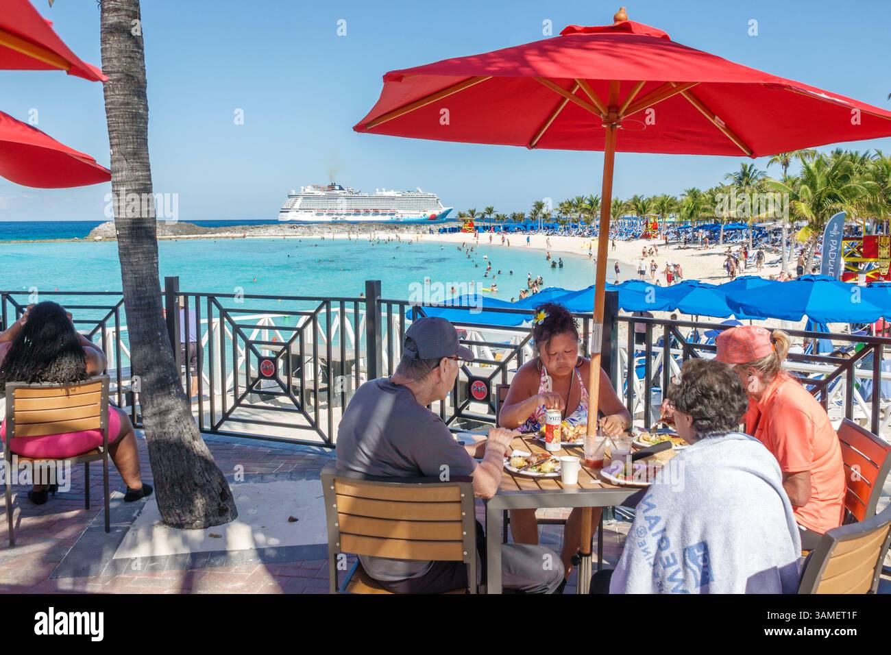 Diners seated group friends hi-res stock photography and images - Alamy