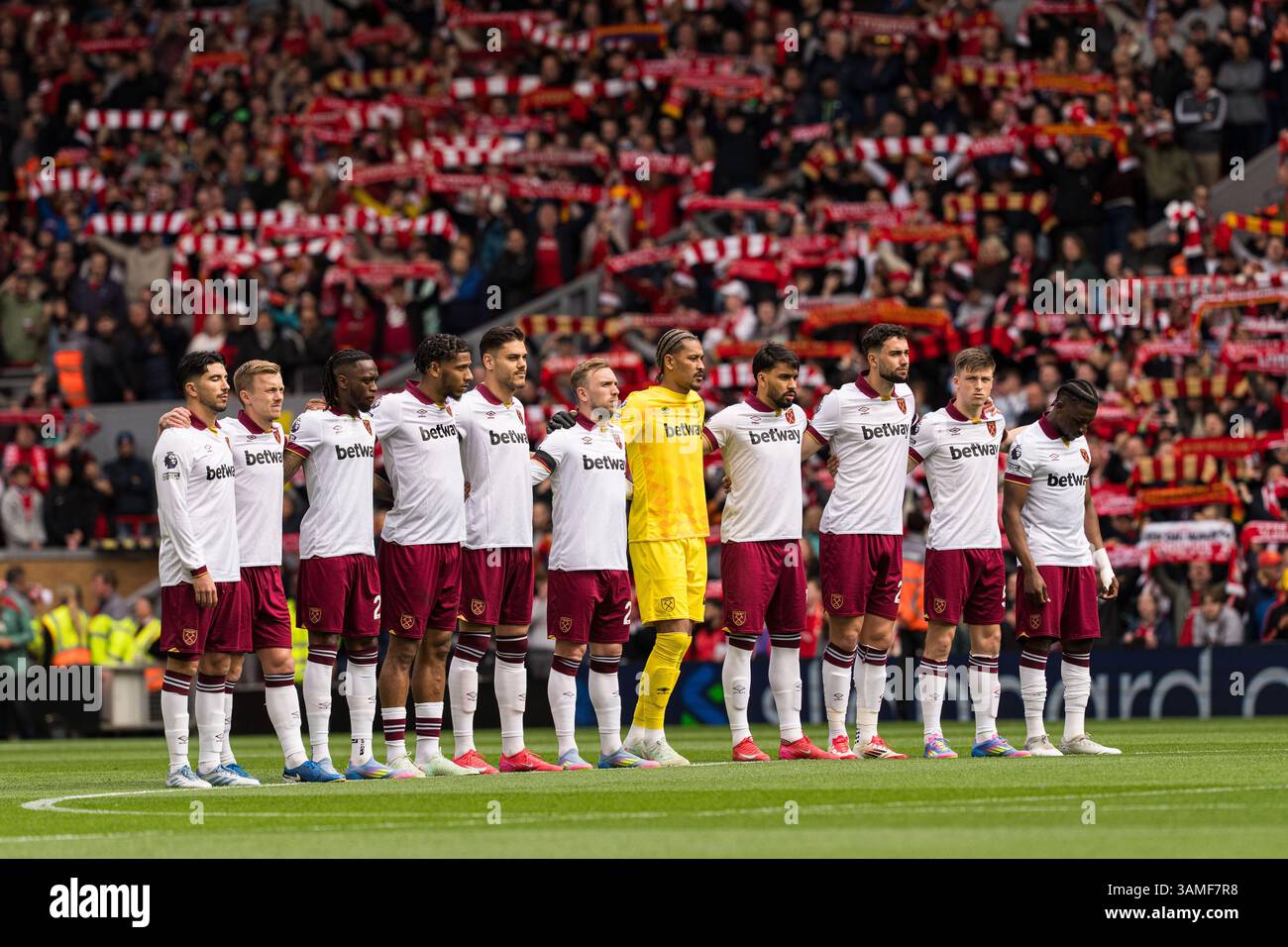 The West Ham United team during the minute's silence to remember the 97 ...