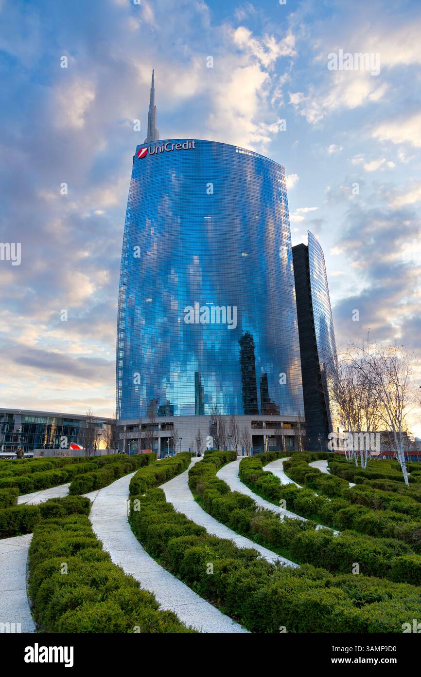 Exterior of UniCredit Tower headquarters of UniCredit Bank, Milan, Italy Stock Photo - Alamy