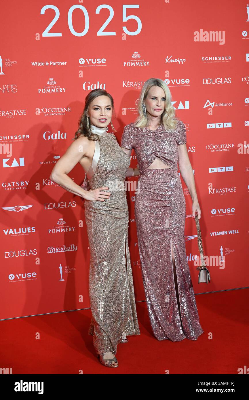 Boxerin Regina Halmich und Modedesignerin Sonja Kiefer, l-r, kommt zur ...