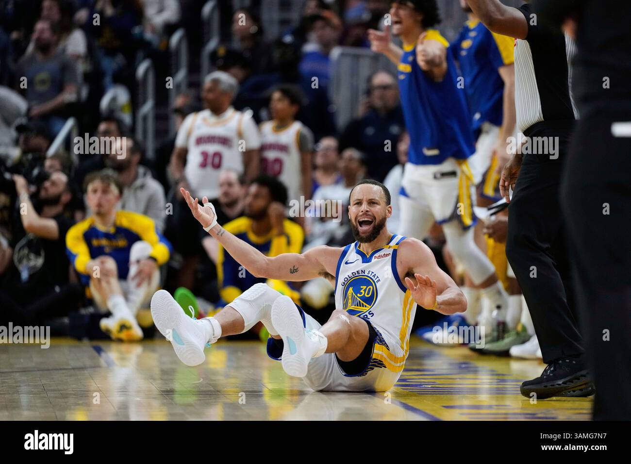 Golden State Warriors guard Stephen Curry (30) reacts after not getting ...