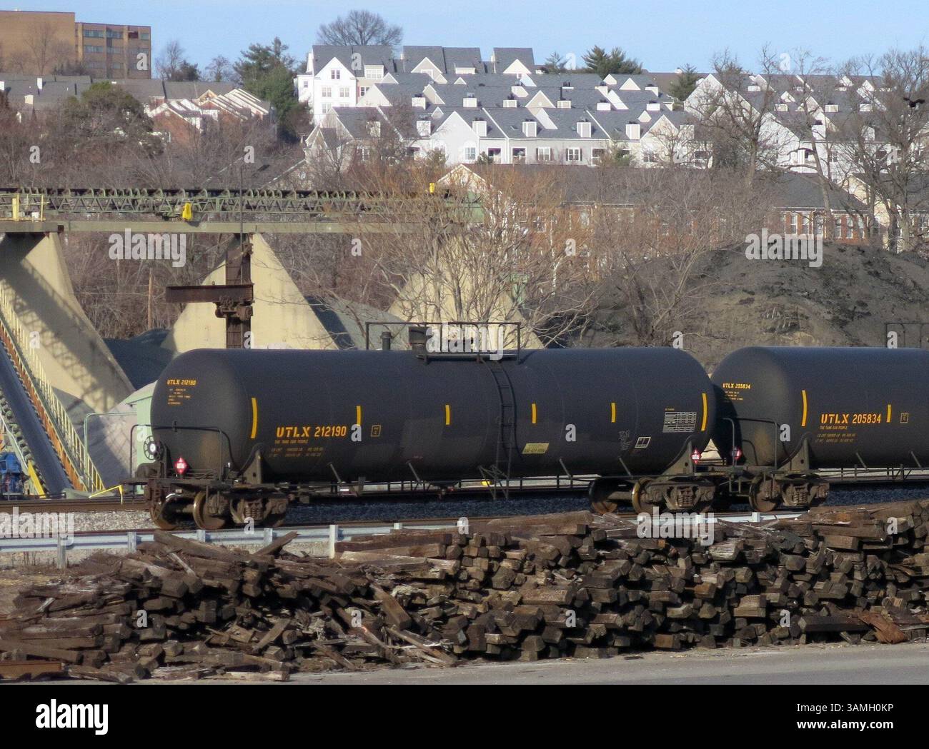 Jan. 13, 2014 - Alexandria, VA, USA - Railroad tank cars carrying ...