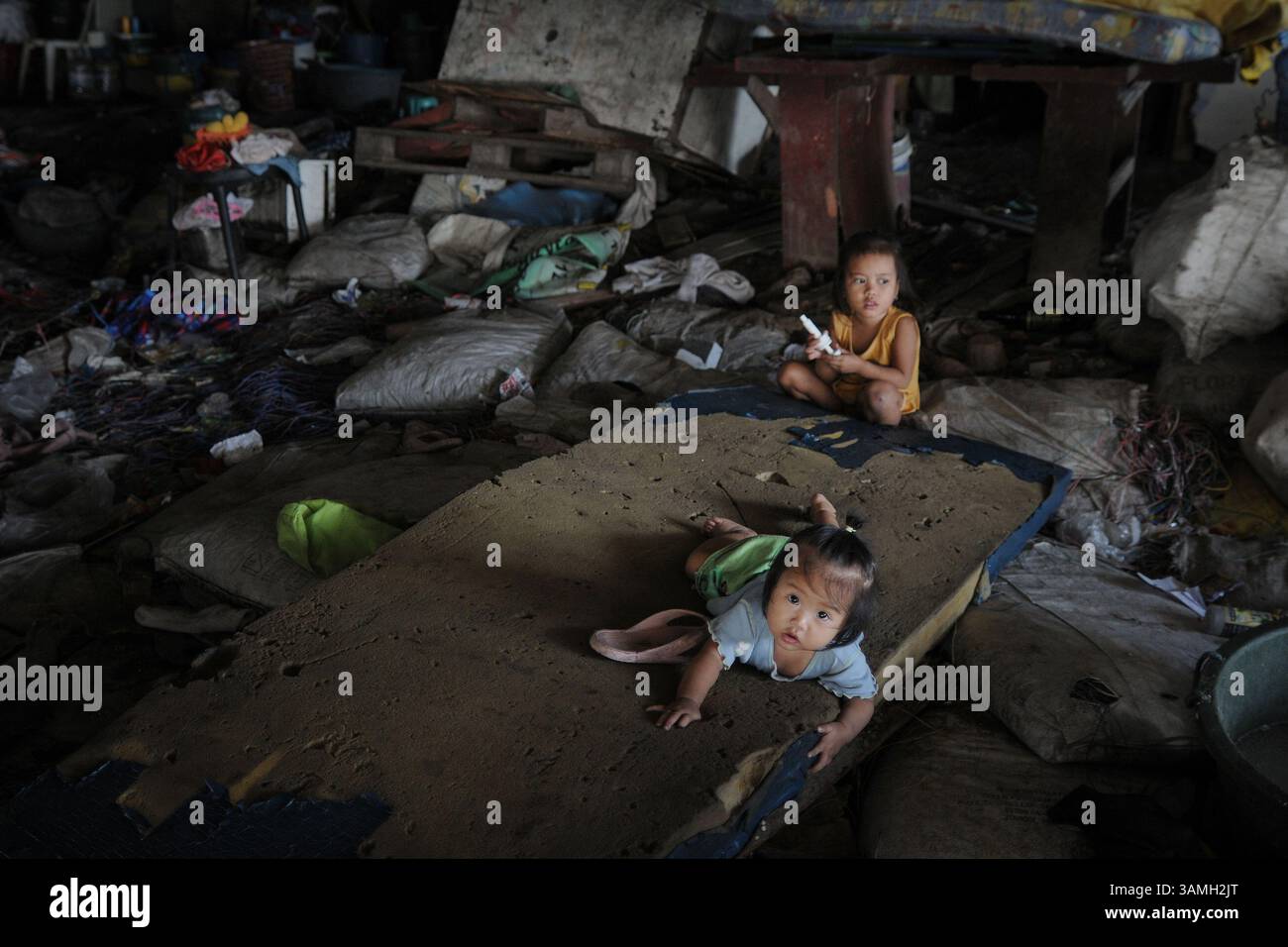 Children play under bridge hi-res stock photography and images - Alamy