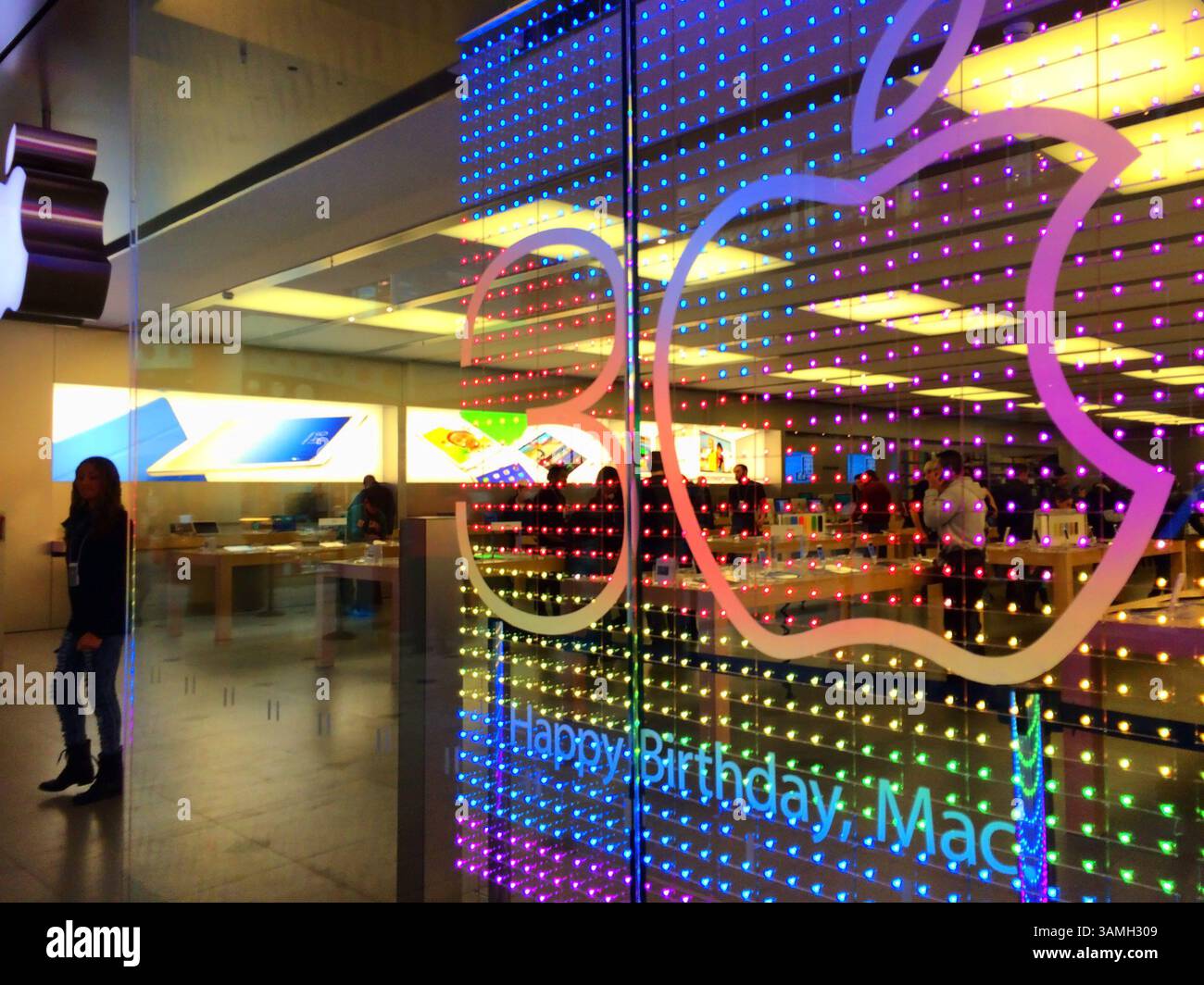Jan 24, 2014 - Garden City, New York, U.S. - 30th Apple logo '30 Happy ...