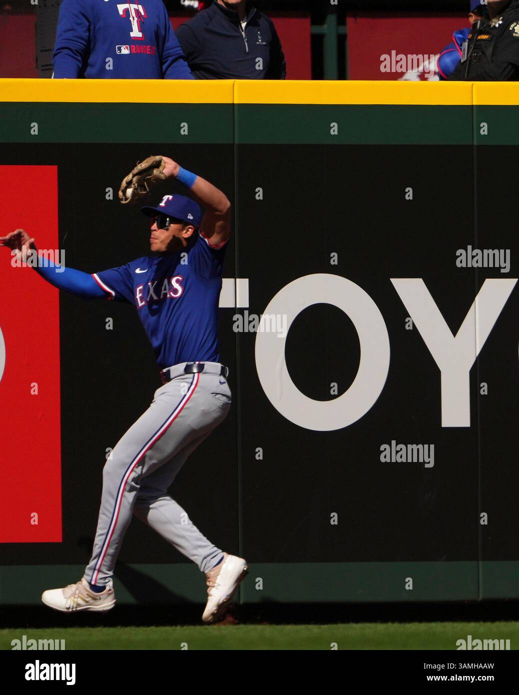 Texas Rangers left fielder Dustin Harris catches a fly ball from ...