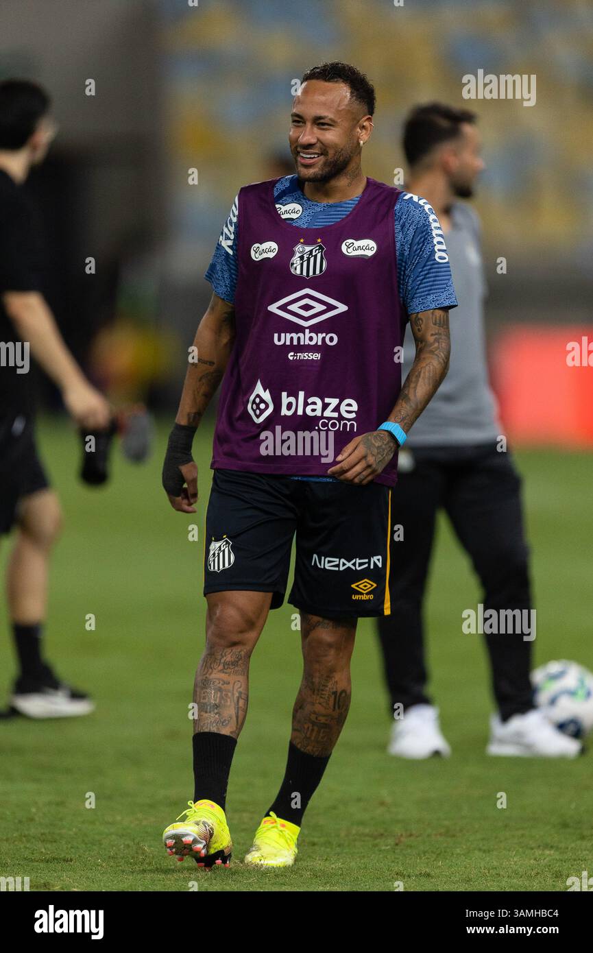 RIO DE JANEIRO, BRAZIL - APRIL 13: NEYMAR of Santos warms up prior the ...