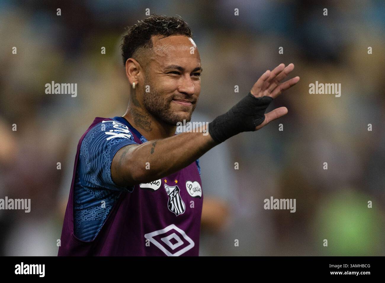RIO DE JANEIRO, BRAZIL - APRIL 13: NEYMAR of Santos warms up prior the ...