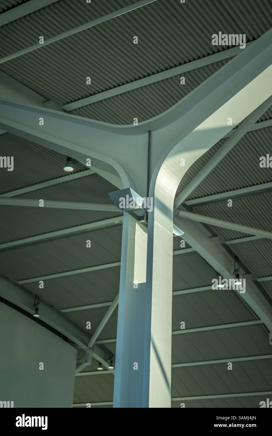 Airport steel roof truss hi-res stock photography and images - Alamy