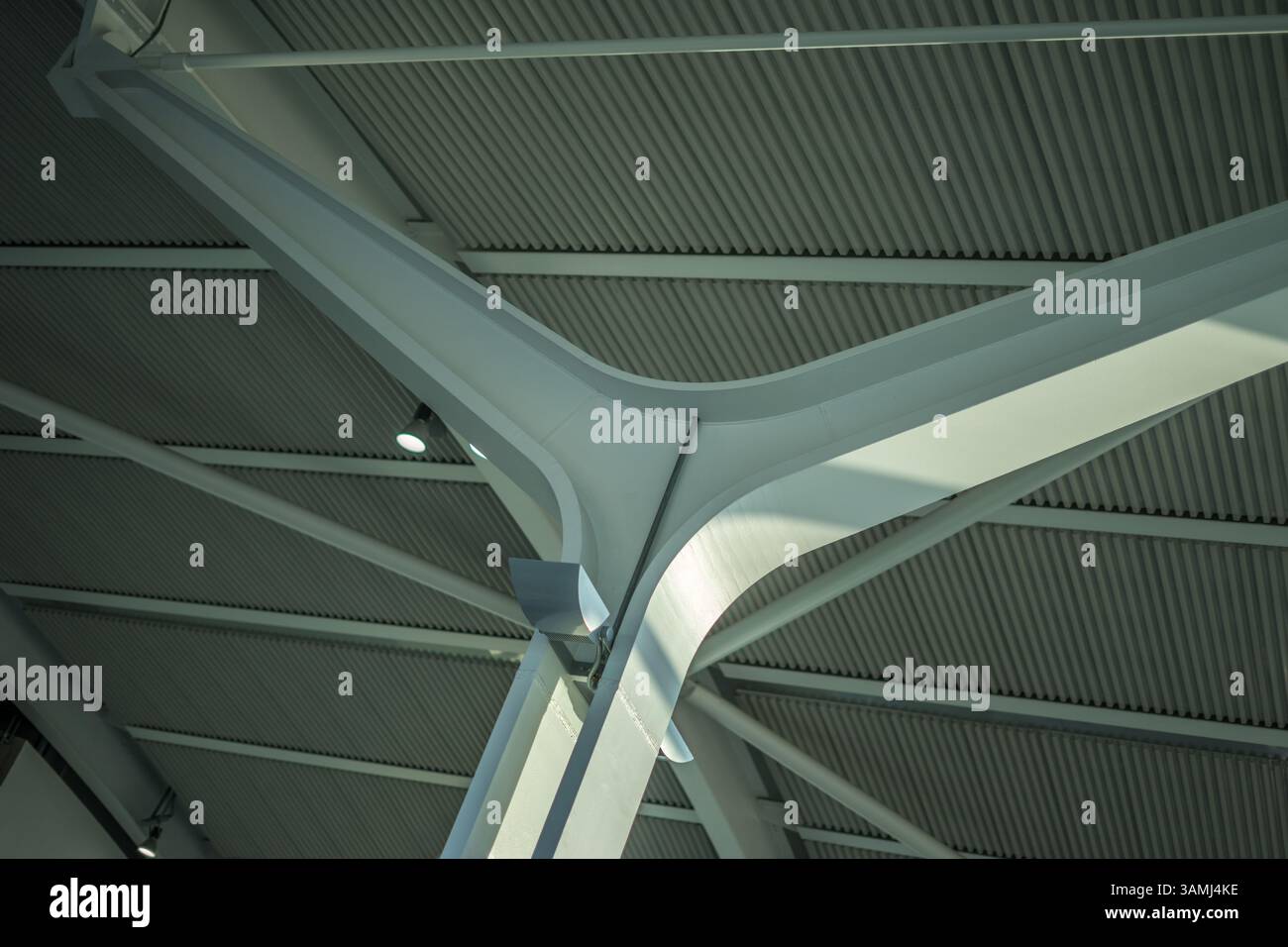 Airport steel roof truss hi-res stock photography and images - Alamy