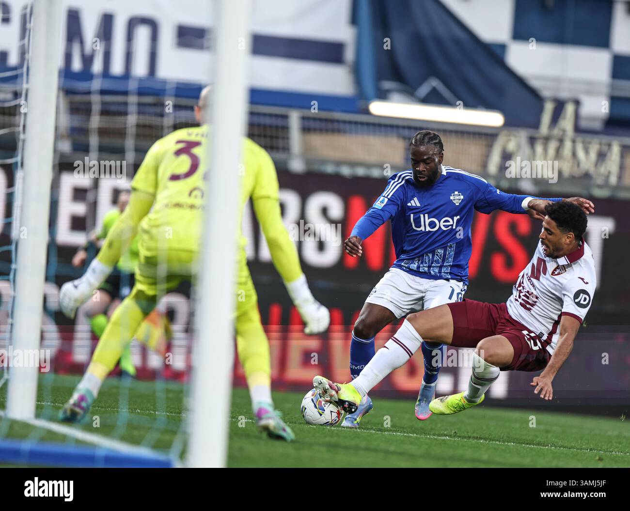 Como, Italy. 13th Apr, 2025. Como's Jonathan Nanitamo Ikone (L) vies ...