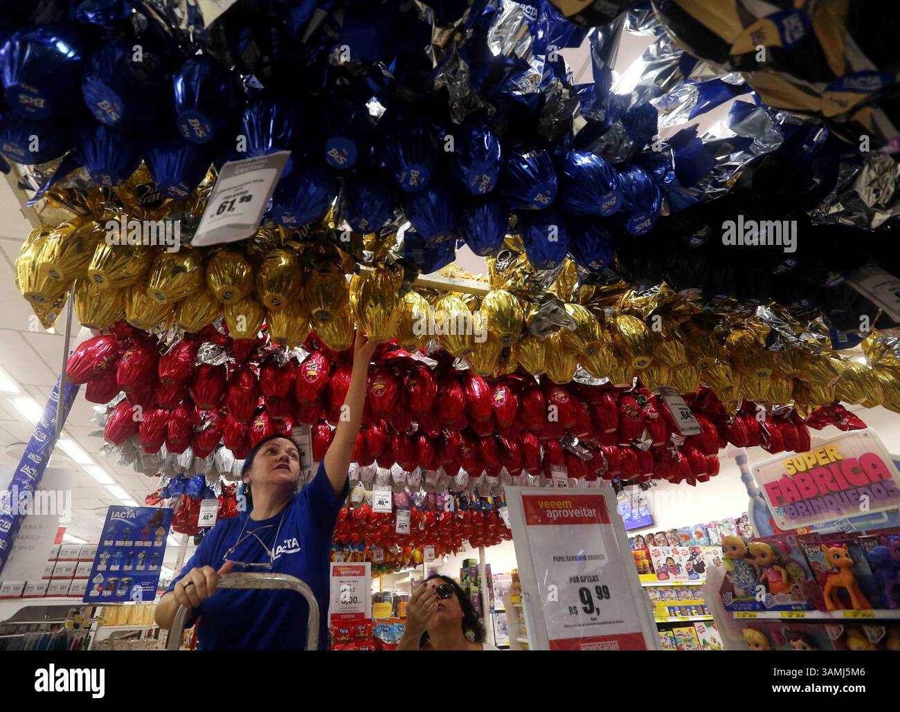 April 13, 2025, Rio De Janeiro, Rio De Janeiro, Brazil: An employee at ...