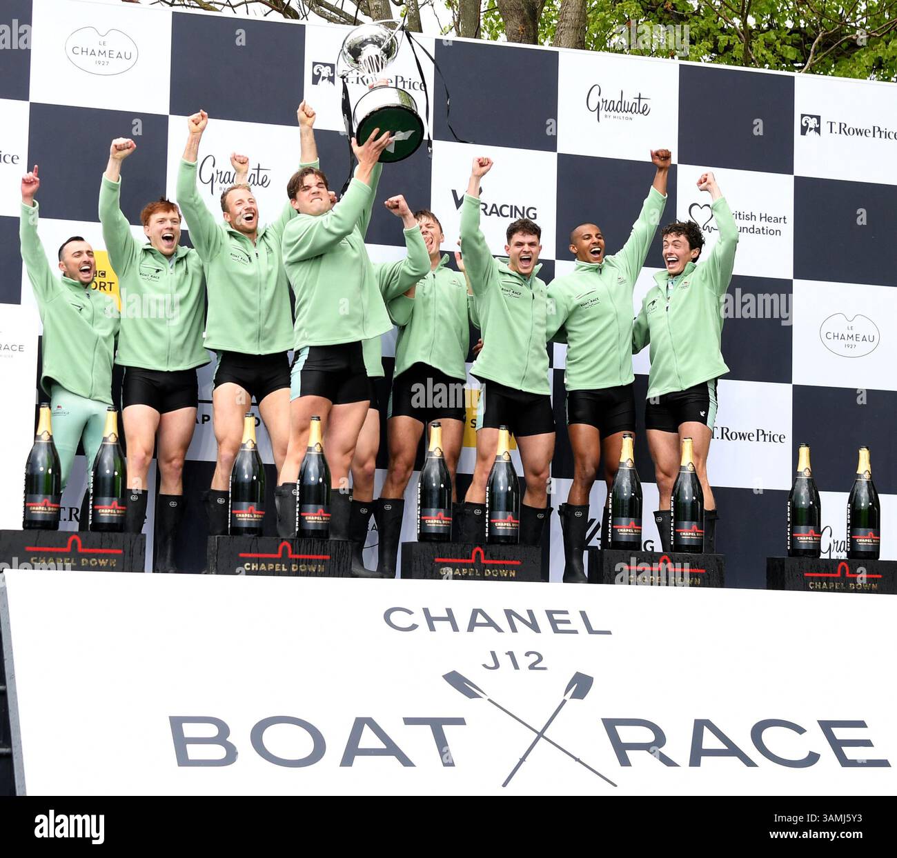 (250414) -- LONDON, April 14, 2025 (Xinhua) -- Cambridge's Luca Ferraro ...