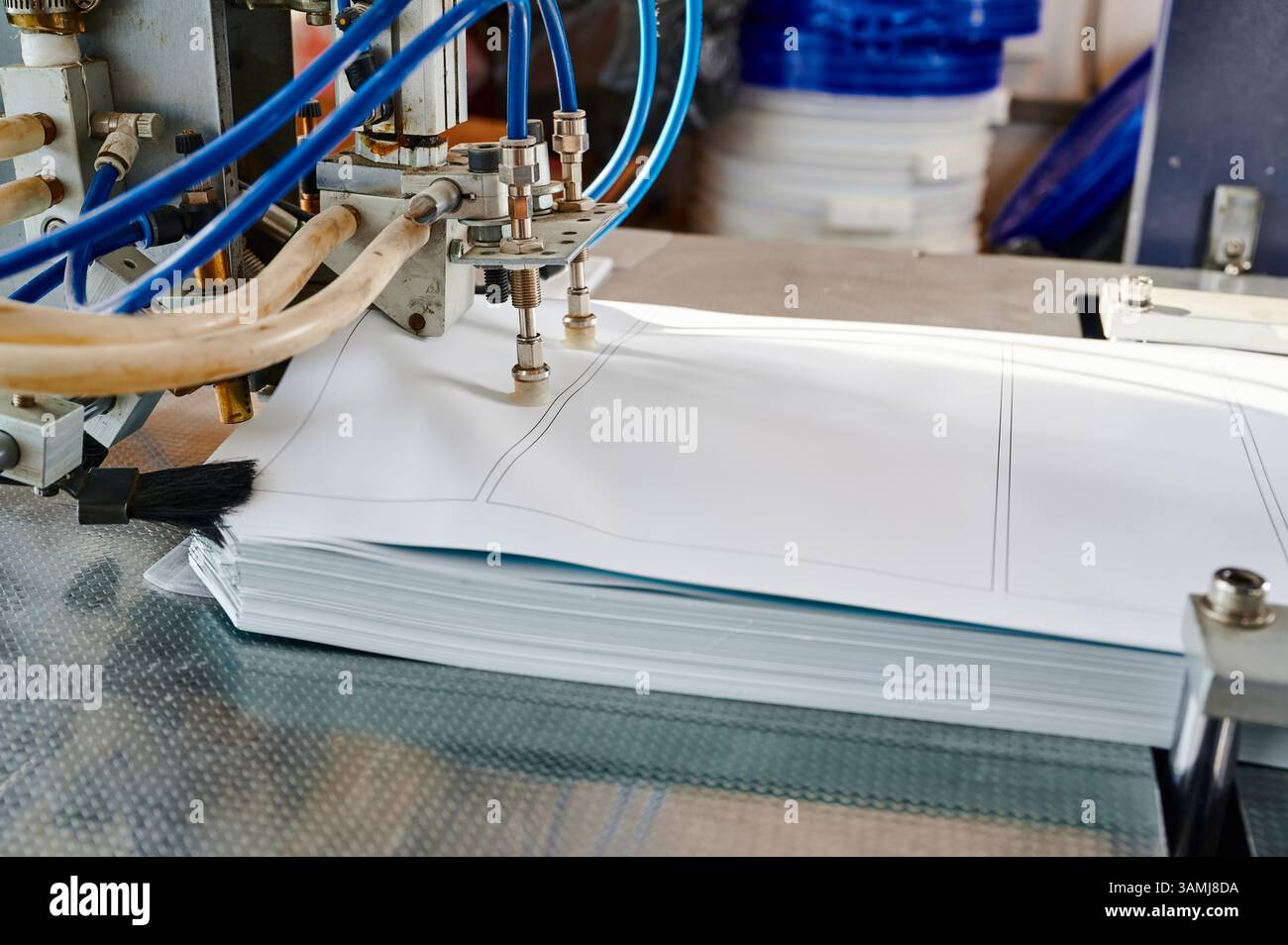 Efficient automatic pneumatic paper sheet feeder in action ...