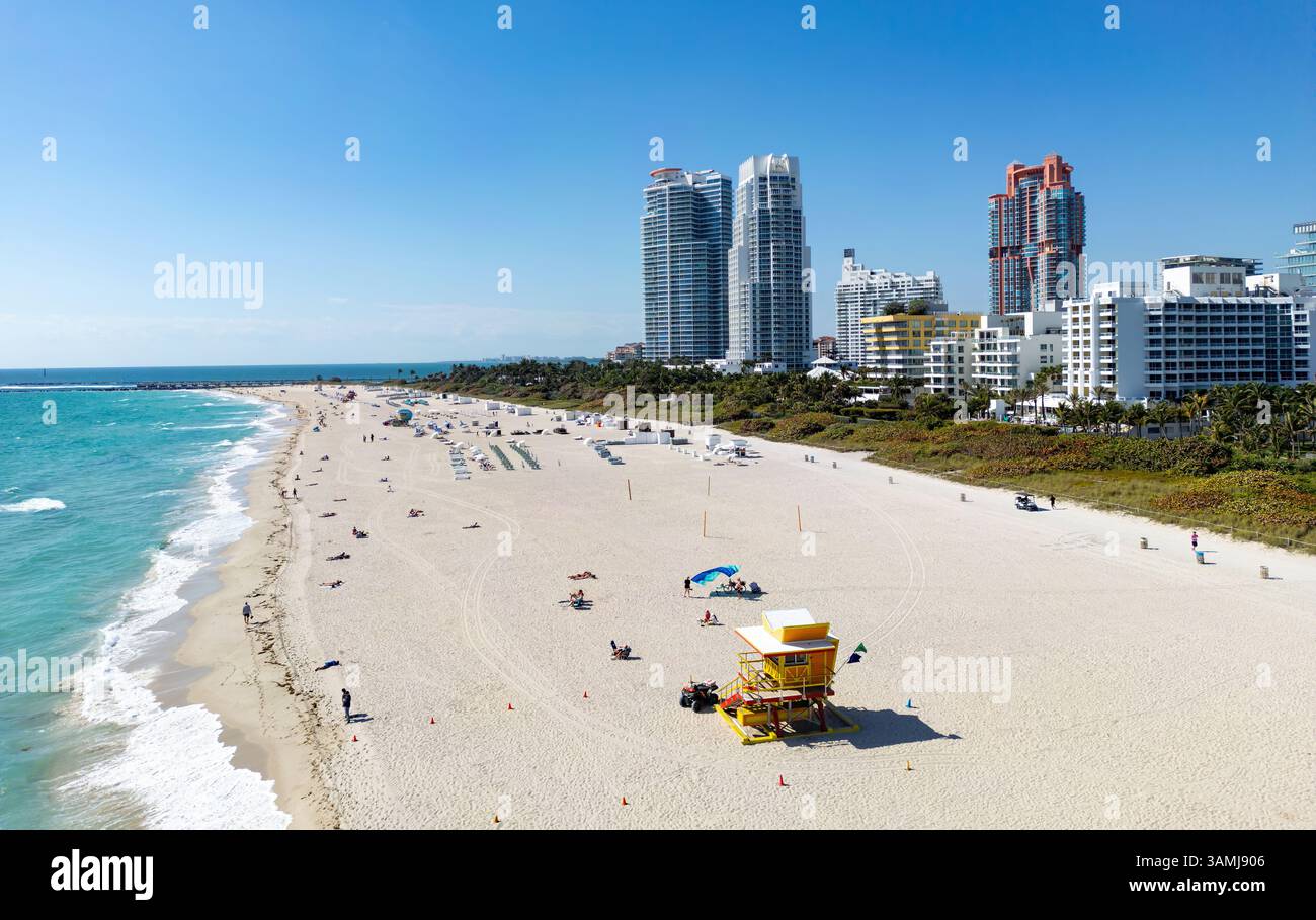 Beach in Miami with sunbed on a sandy beach with ocean waves. Miami ...