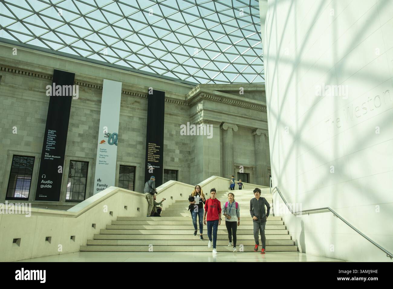 People on the stairs in the inner courtyard, British Museum, London ...