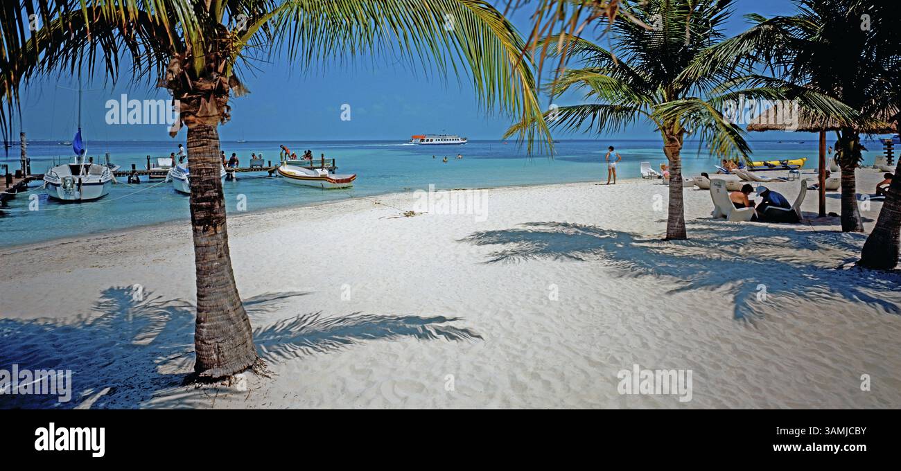 Playa Chac-Mool, palm beach, beach holidaymakers sunbathing, jetty ...