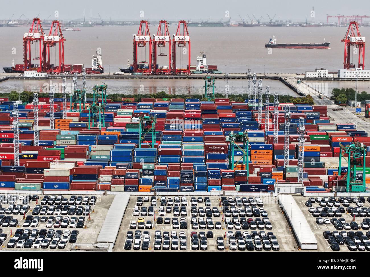 Foreign trade containers and new energy vehicles are stacked on the ...