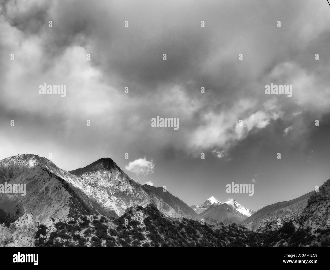Mountain nepal peaks range Black and White Stock Photos & Images - Alamy