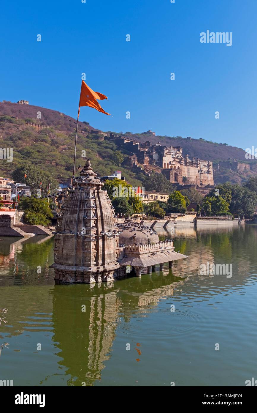 Nawal Sagar Lake, Varuna Hindu temple and Garh Palace Bundi Rajasthan ...