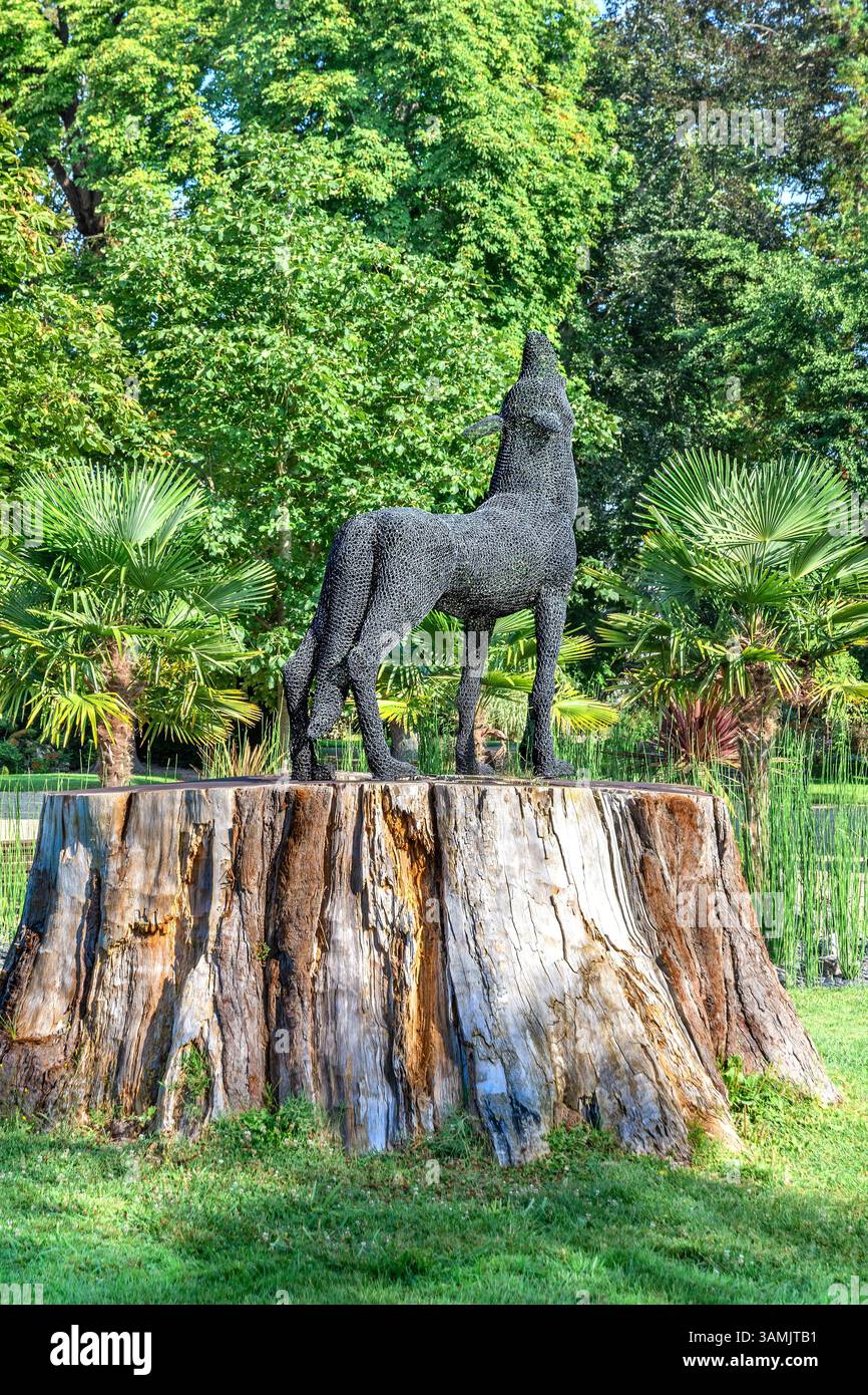 Metal tree sculpture hi-res stock photography and images - Alamy