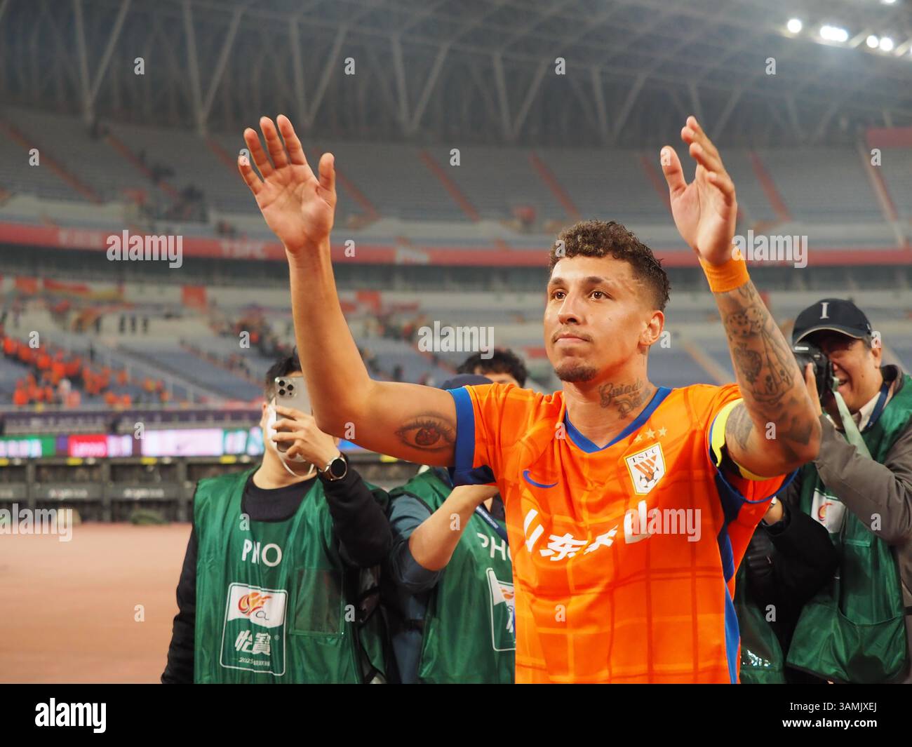 Shandong Taishan Football Club defeated Shenzhen Peng City Football ...