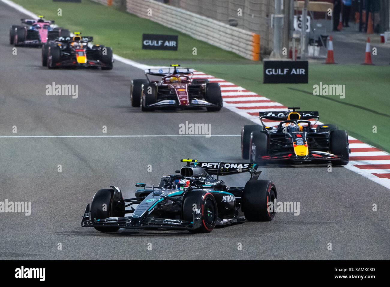 Andrea Kimi Antonelli (Mercedes-AMG Petronas F1 Team, Italien, #12) im F1 W16 vor Max Verstappen ...