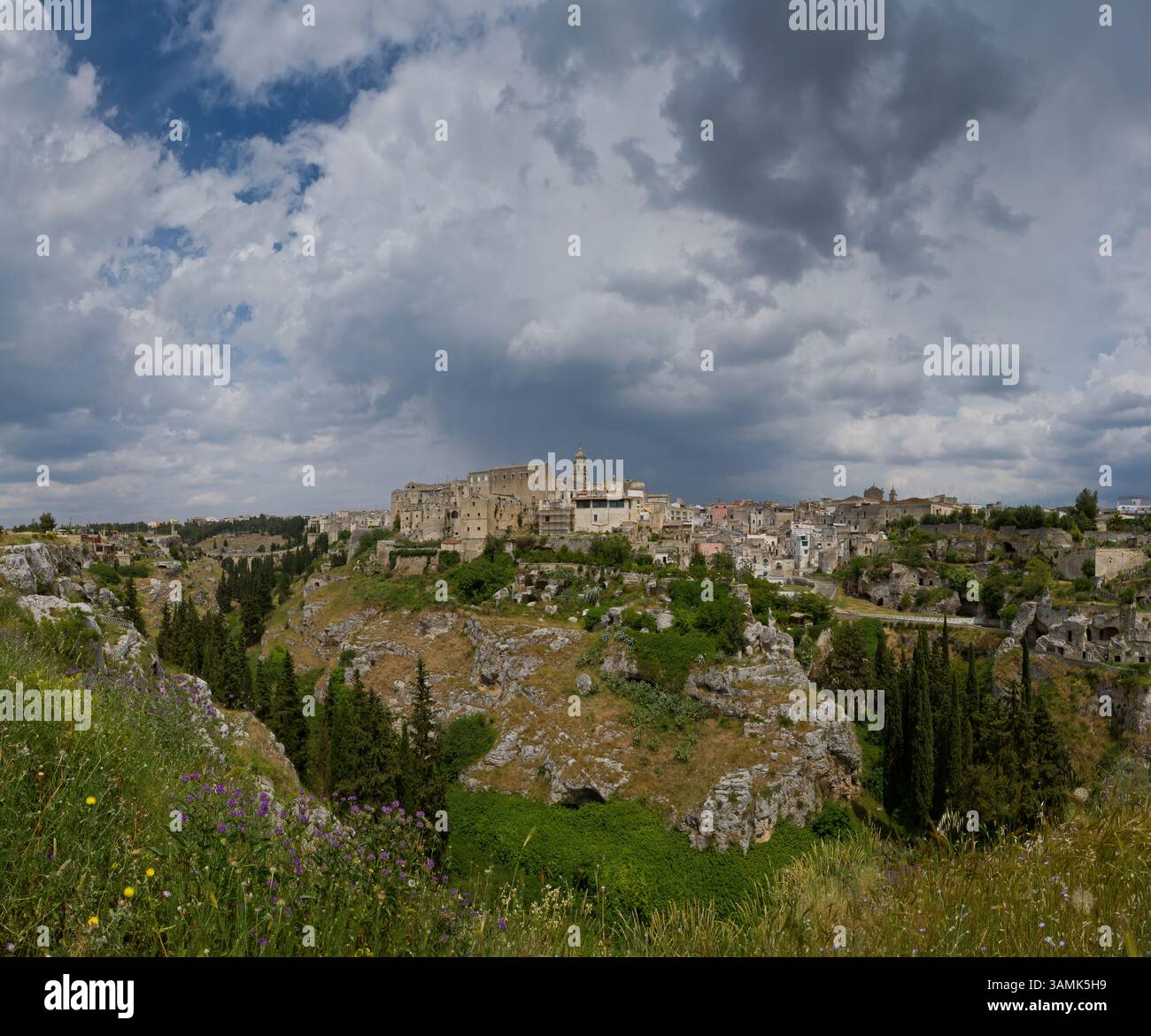 Village on the edge of a ravine puglia hi-res stock photography and ...