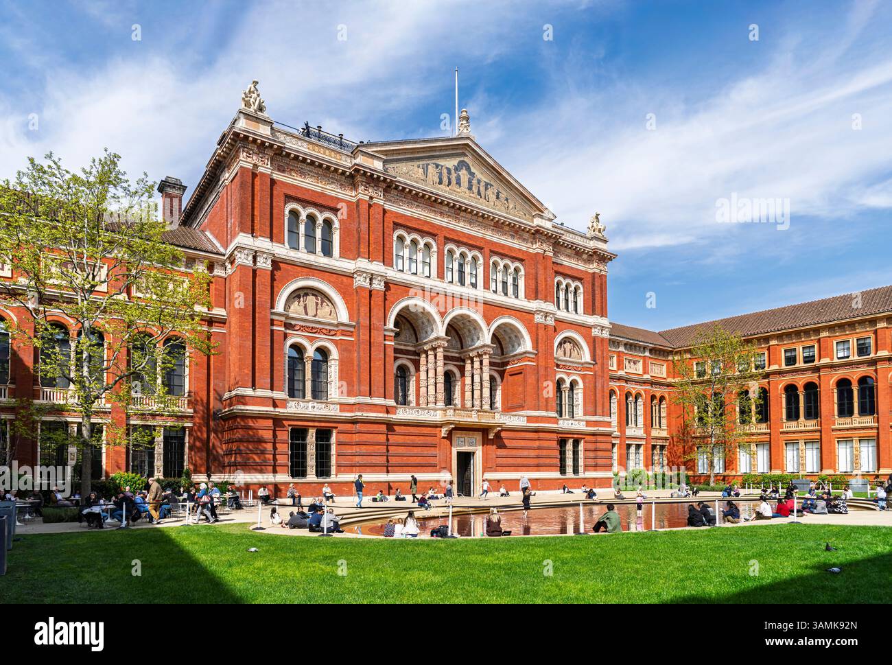 The Grand Pediment and view in the John Madejski Garden in the Victoria ...