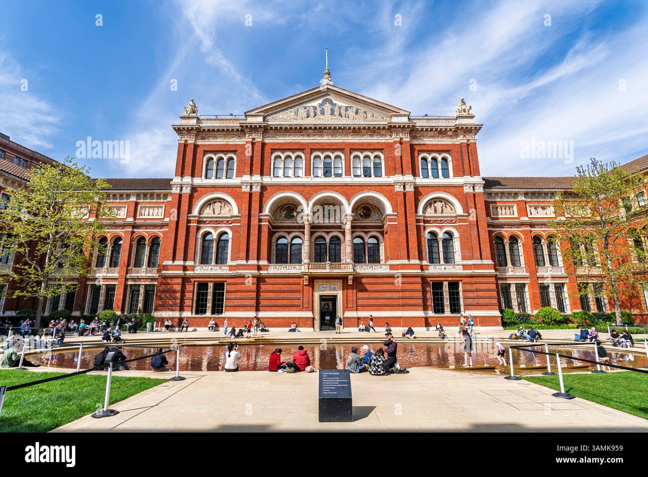 The Grand Pediment and view in the John Madejski Garden in the Victoria ...