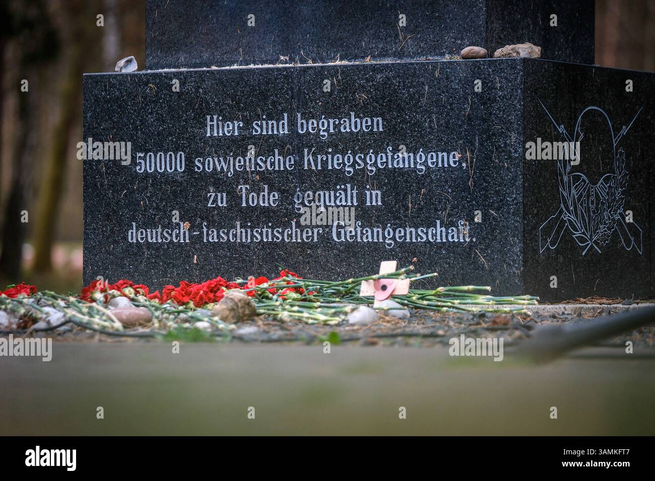 Sockel vom sowjetischen Mahnmal auf dem Kriegsgefangenenfriedhof Bergen-Lohheide Hoersten ...