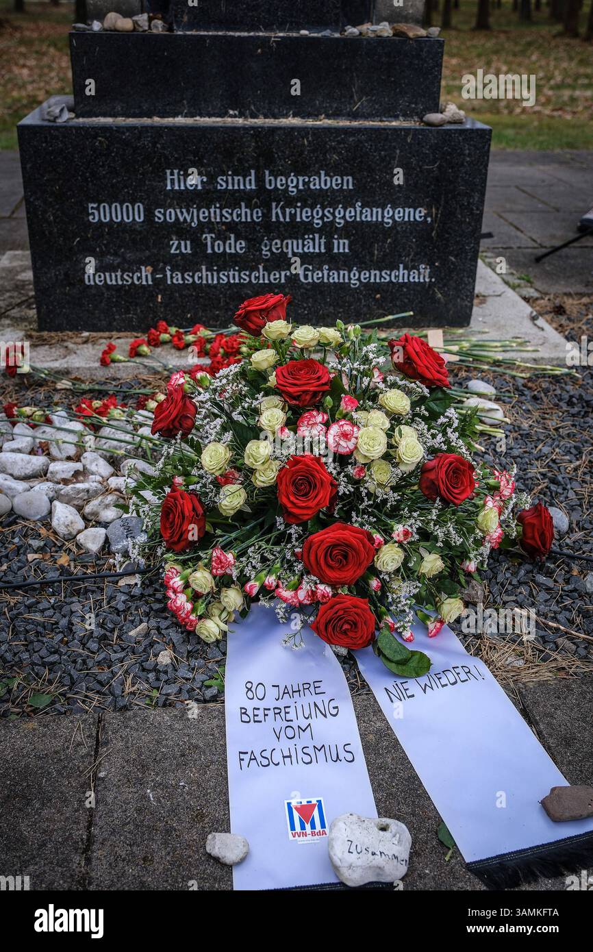 Sockel vom sowjetischen Mahnmal auf dem Kriegsgefangenenfriedhof Bergen-Lohheide Hoersten ...