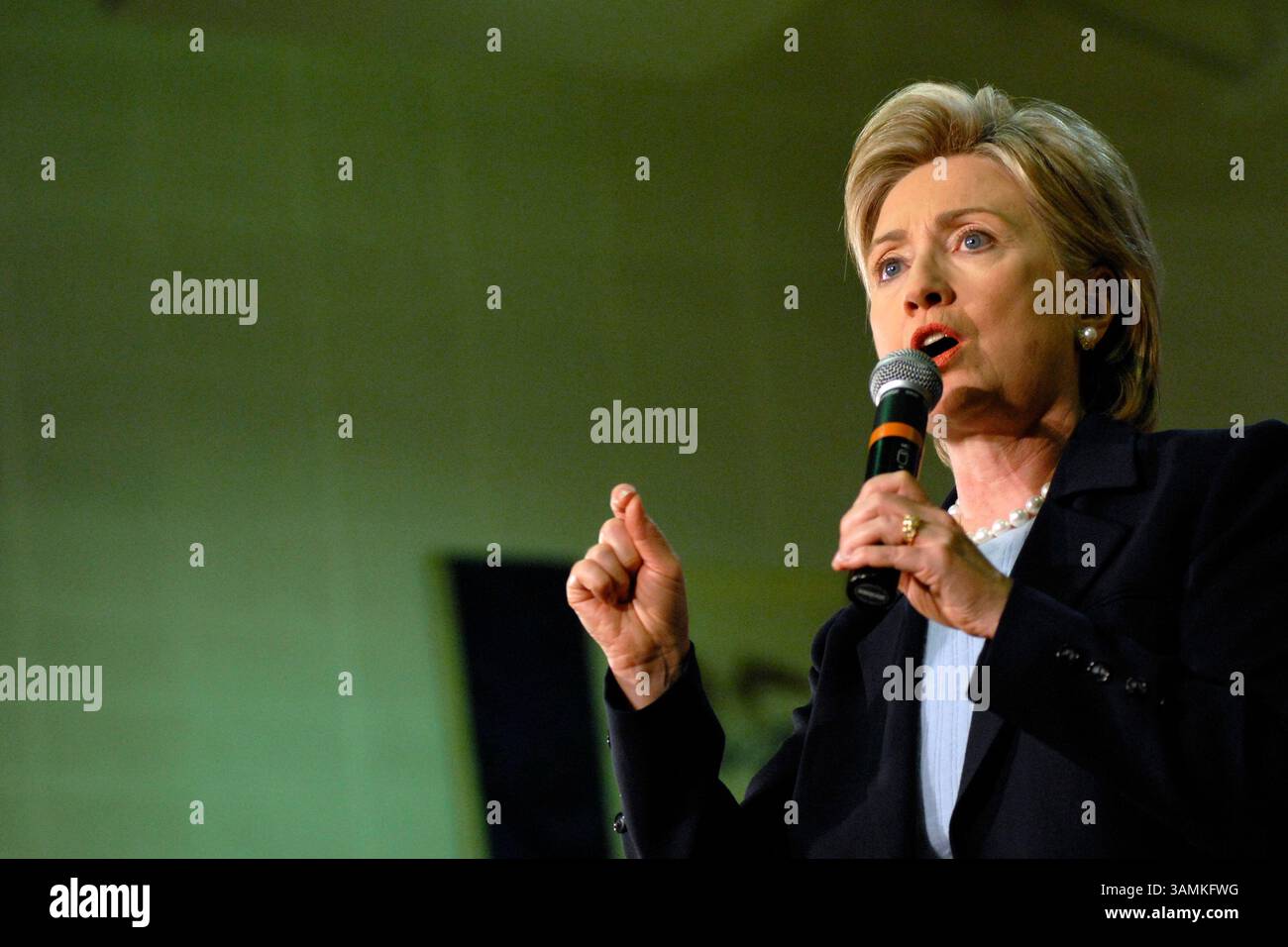 Hillary clinton hands hi-res stock photography and images - Alamy