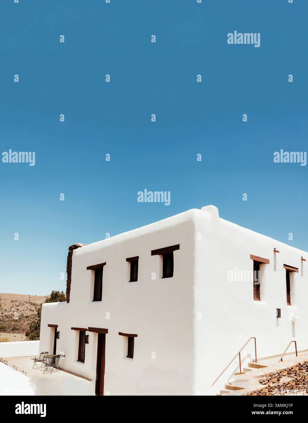 Indian lodge adobe building hi-res stock photography and images - Alamy