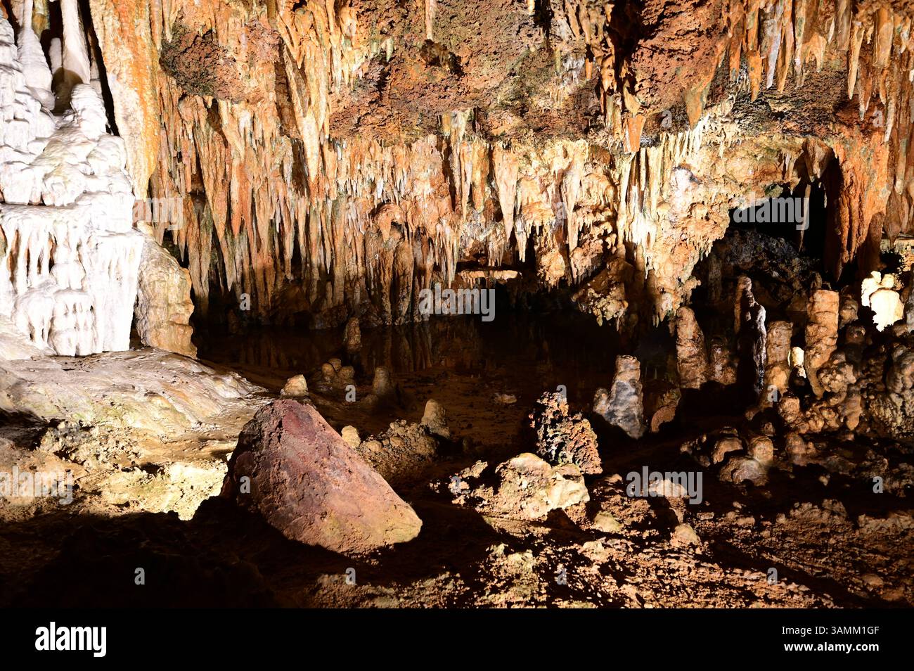 Stalactites stalagmites luray caverns hi-res stock photography and ...