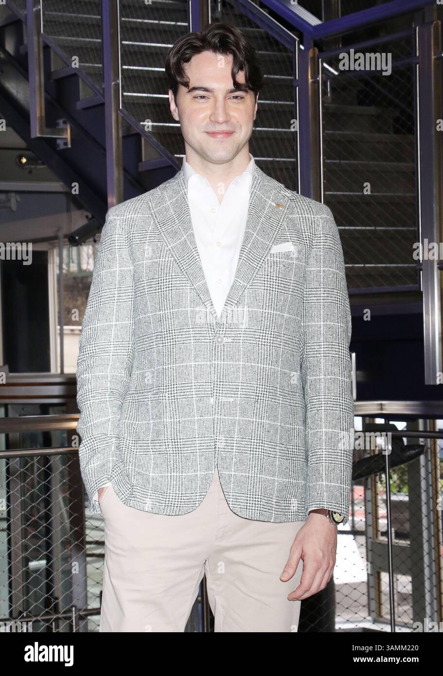 Sarah Hyland and 'Great Gatsby' cast at the Empire State Building ...