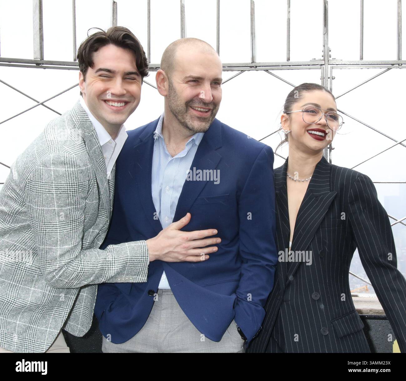 Sarah Hyland and 'Great Gatsby' cast at the Empire State Building ...