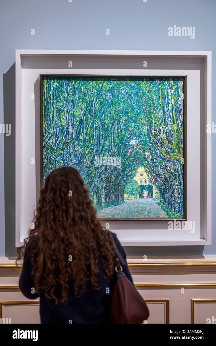 Visitor watching the "Avenue in Schloss Kammer Park" oil-on-canvas ...