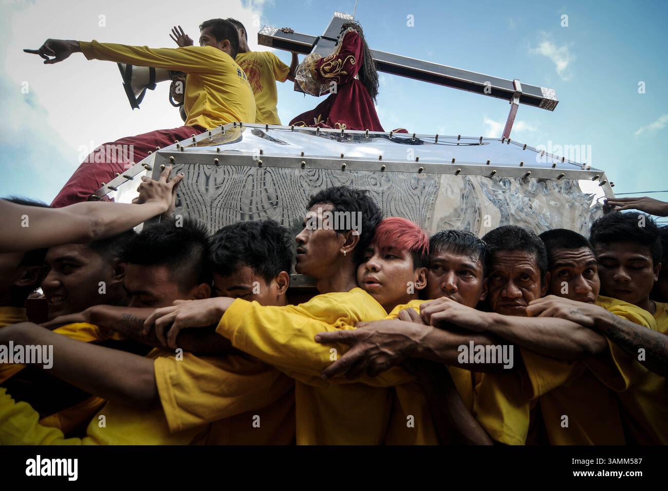 Jan. 7, 2014 - Manila, Philippines - Devotees take part in the parade ...