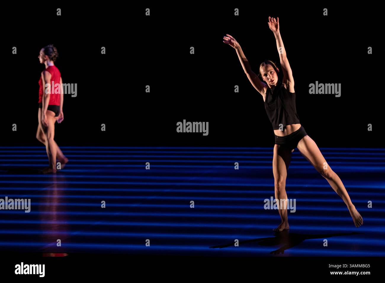 HELIKOPTER CREATION 2001 Piece for 6 dancers Duration 35 minutes ...