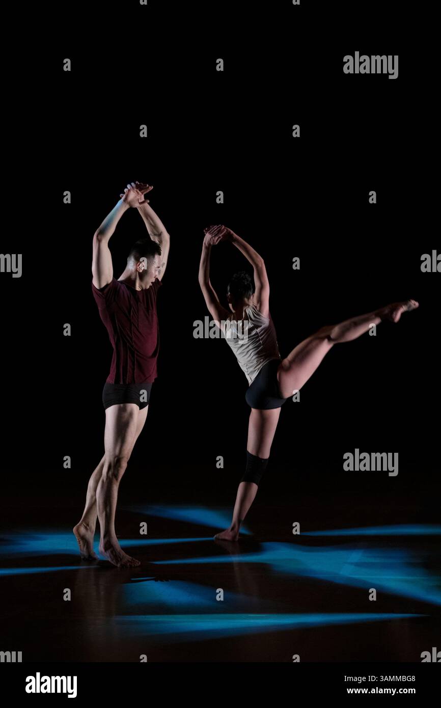 HELIKOPTER CREATION 2001 Piece for 6 dancers Duration 35 minutes ...