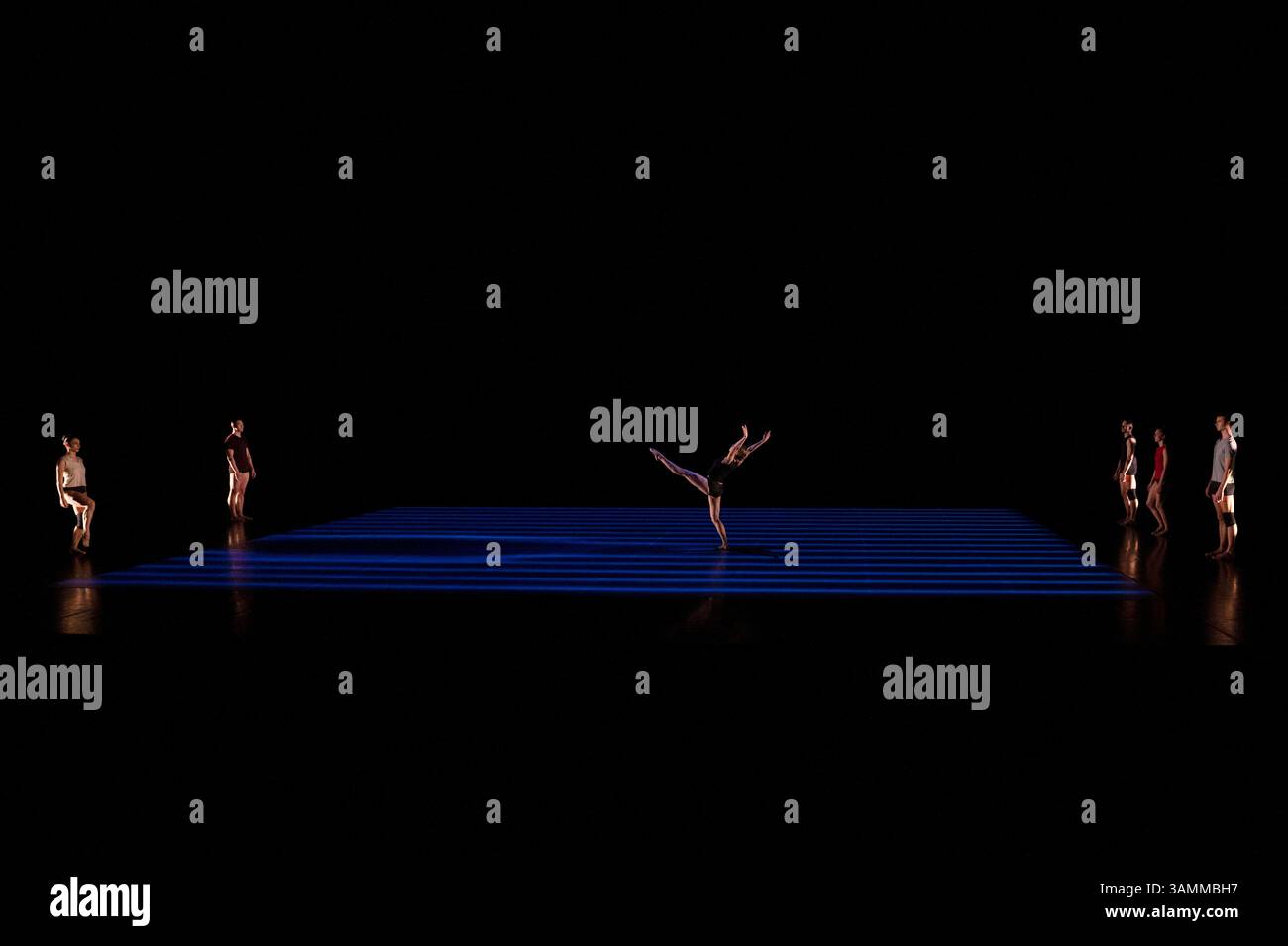 HELIKOPTER CREATION 2001 Piece for 6 dancers Duration 35 minutes ...
