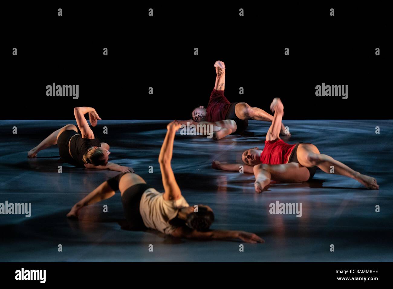 HELIKOPTER CREATION 2001 Piece for 6 dancers Duration 35 minutes ...