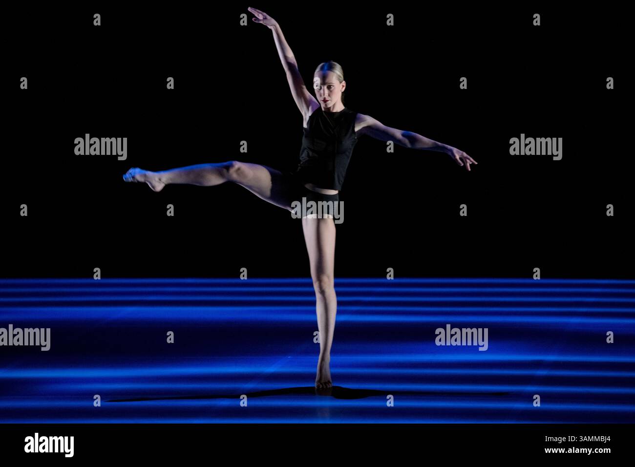 HELIKOPTER CREATION 2001 Piece for 6 dancers Duration 35 minutes ...