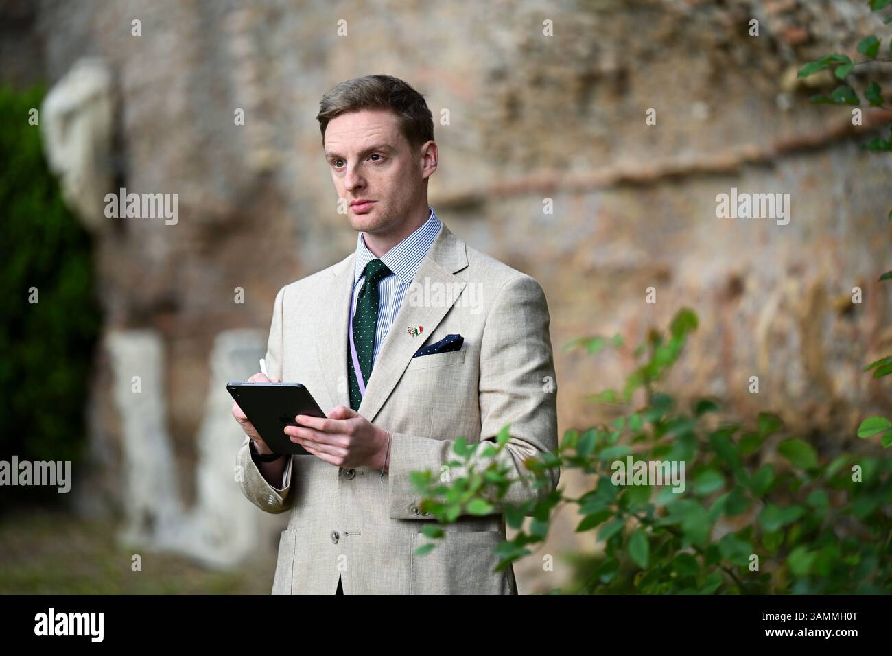 Royal tour artist Fraser Scarfe illustrates in the gardens of Villa ...