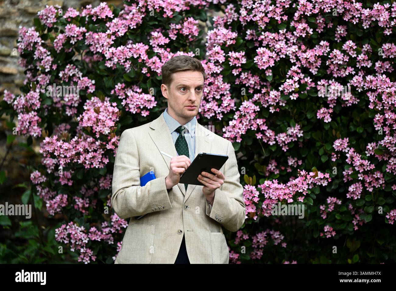 Royal tour artist Fraser Scarfe illustrates in the gardens of Villa ...