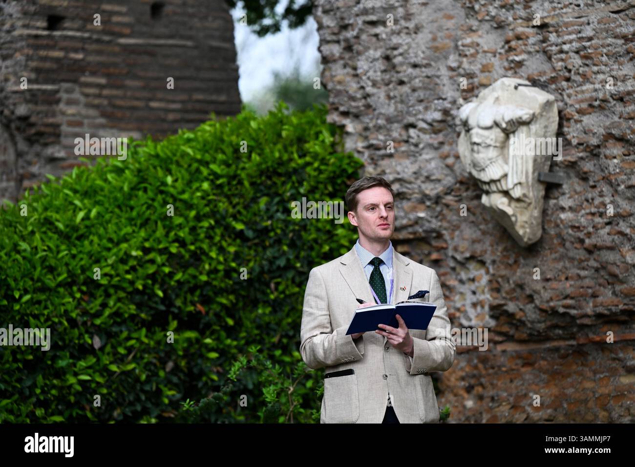 Royal tour artist Fraser Scarfe illustrates in the gardens of Villa ...